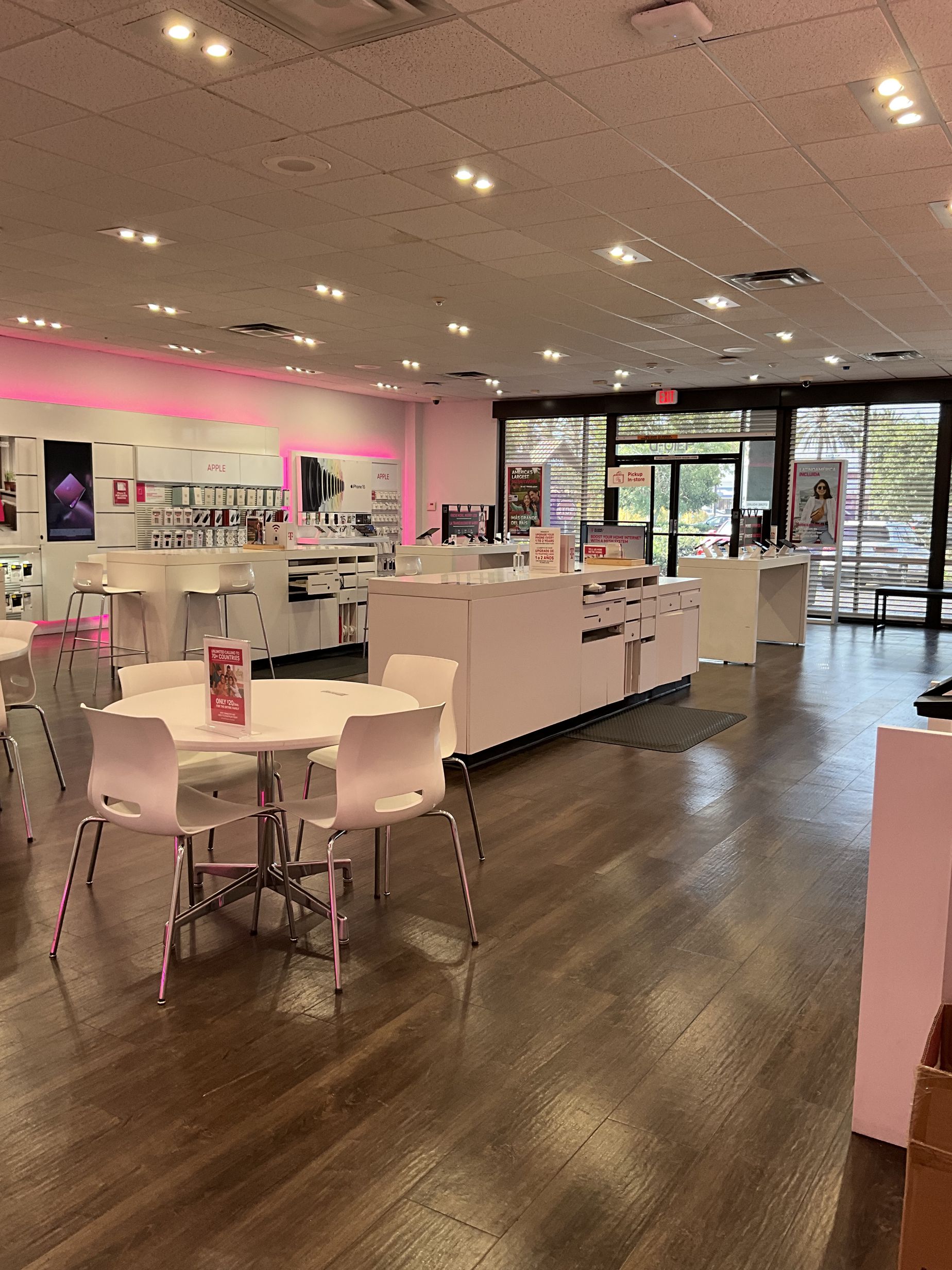 T-Mobile Camino De La Plaza & Willow: Neighborhood Store in San Ysidro, CA