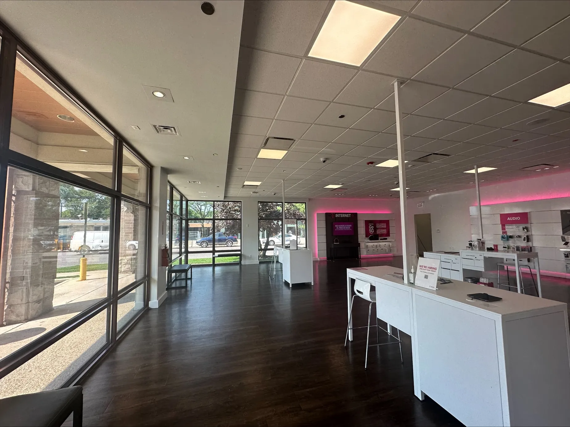 T-Mobile Lincoln & Devon Ave | Chicago, IL