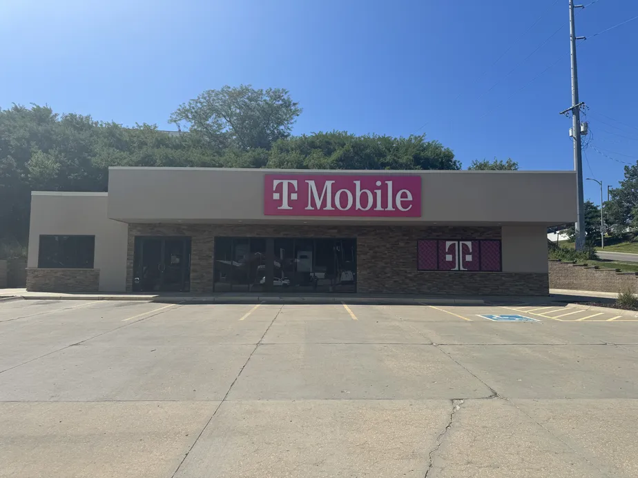 T-Mobile Saddle Creek and California St | Omaha, NE