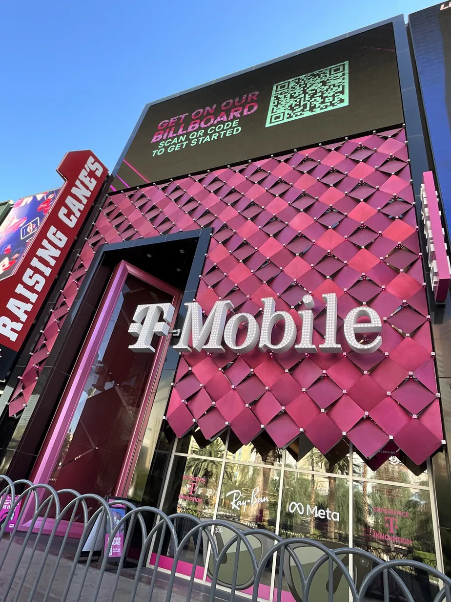 Tmobile Debuts Store On The Las Vegas Strip Designretail A Diamond In