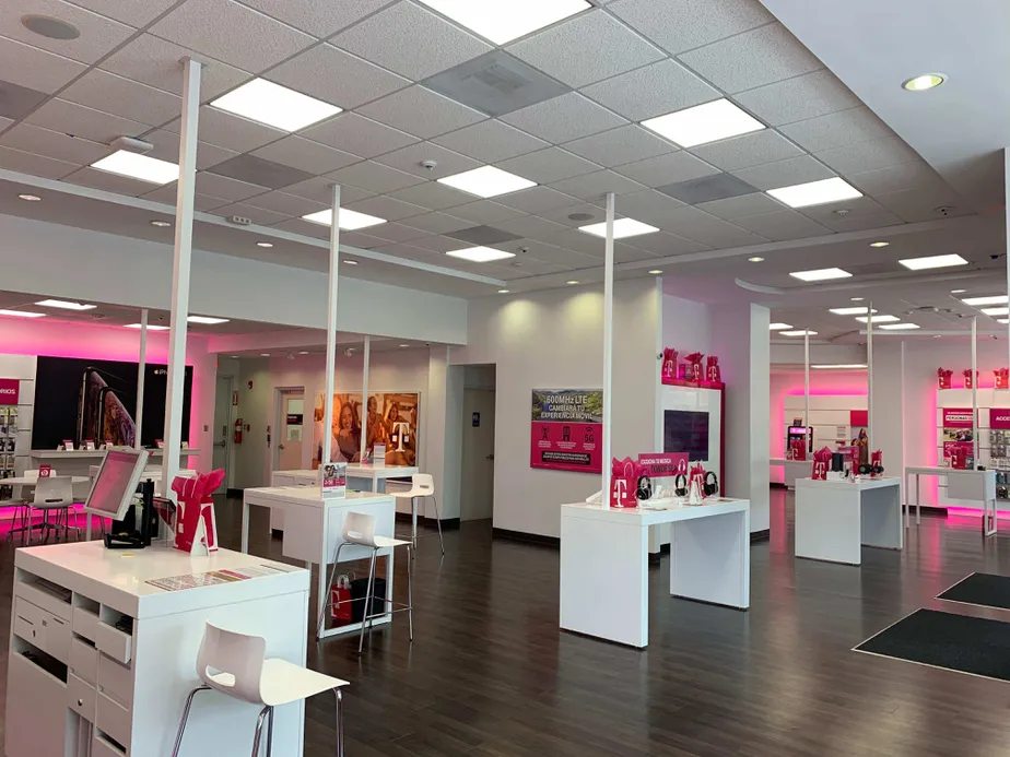 T-Mobile Design Plaza | Guaynabo, PR