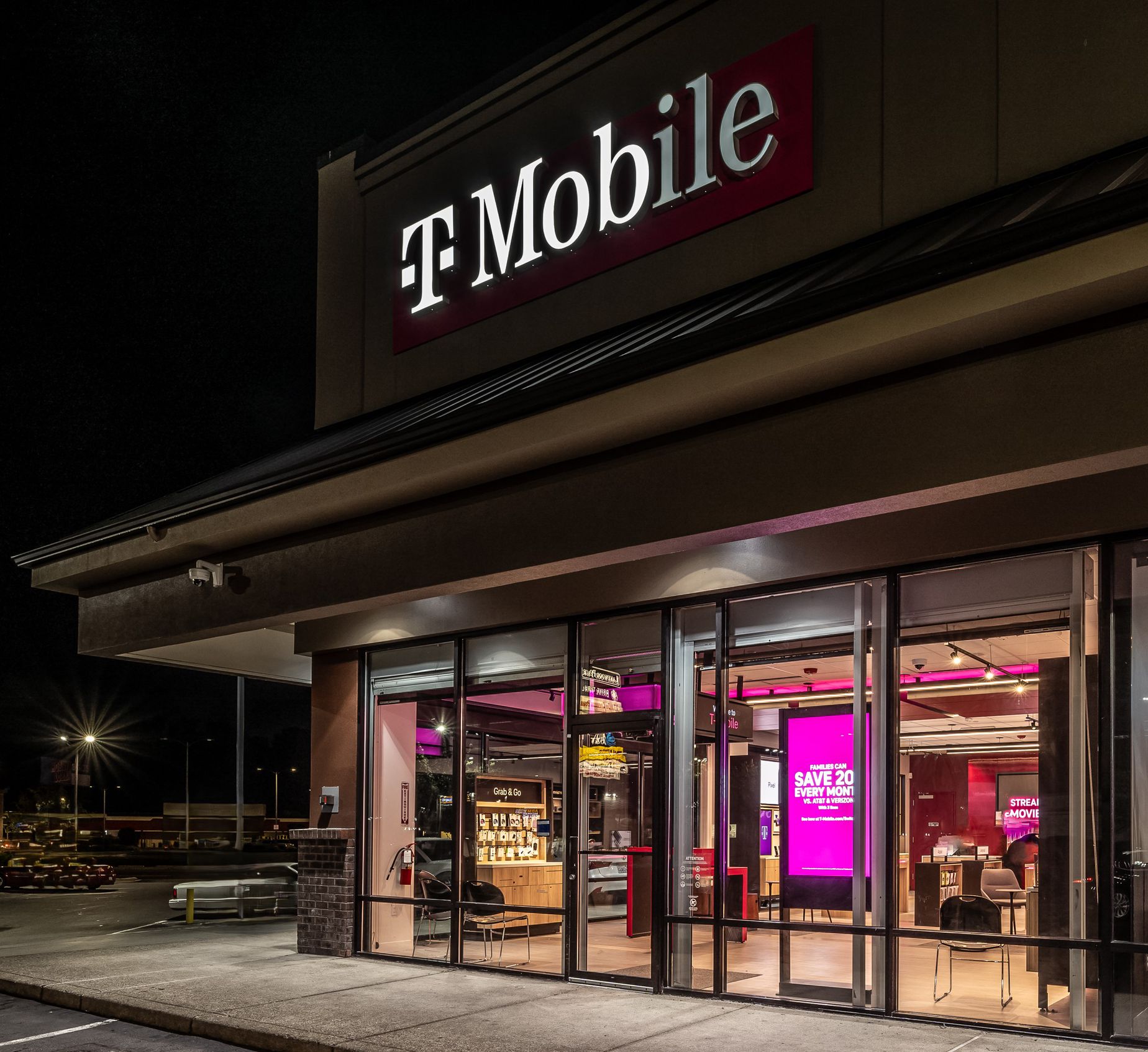 T-Mobile Bridgeport Way & 100th: Experience Store in Lakewood, WA