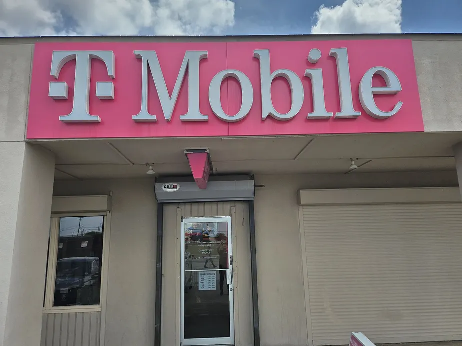 T-Mobile Valley Hi Dr & SW Loop 410 | San Antonio, TX