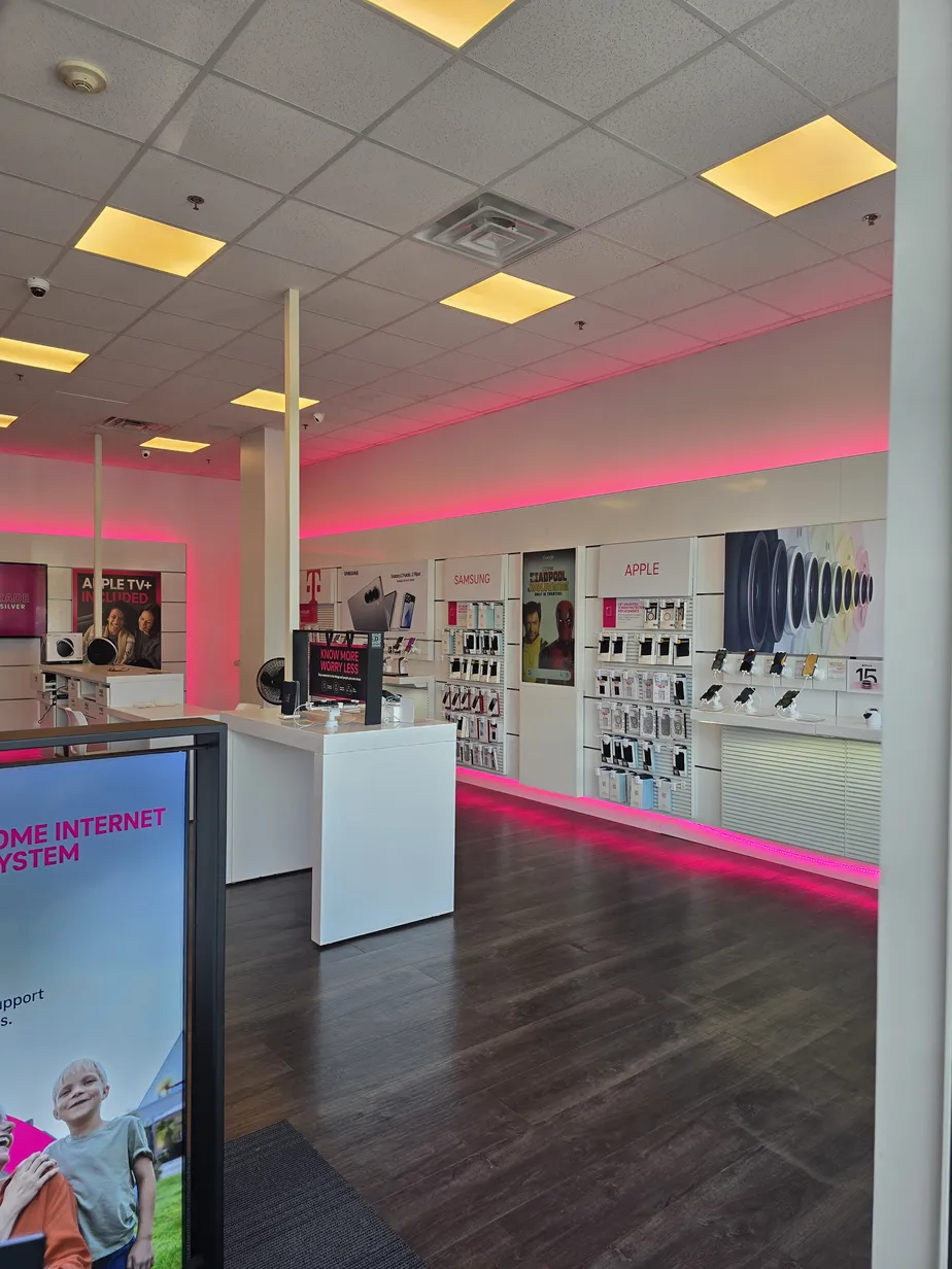 T-Mobile The Shoppes of Canton | Canton, CT