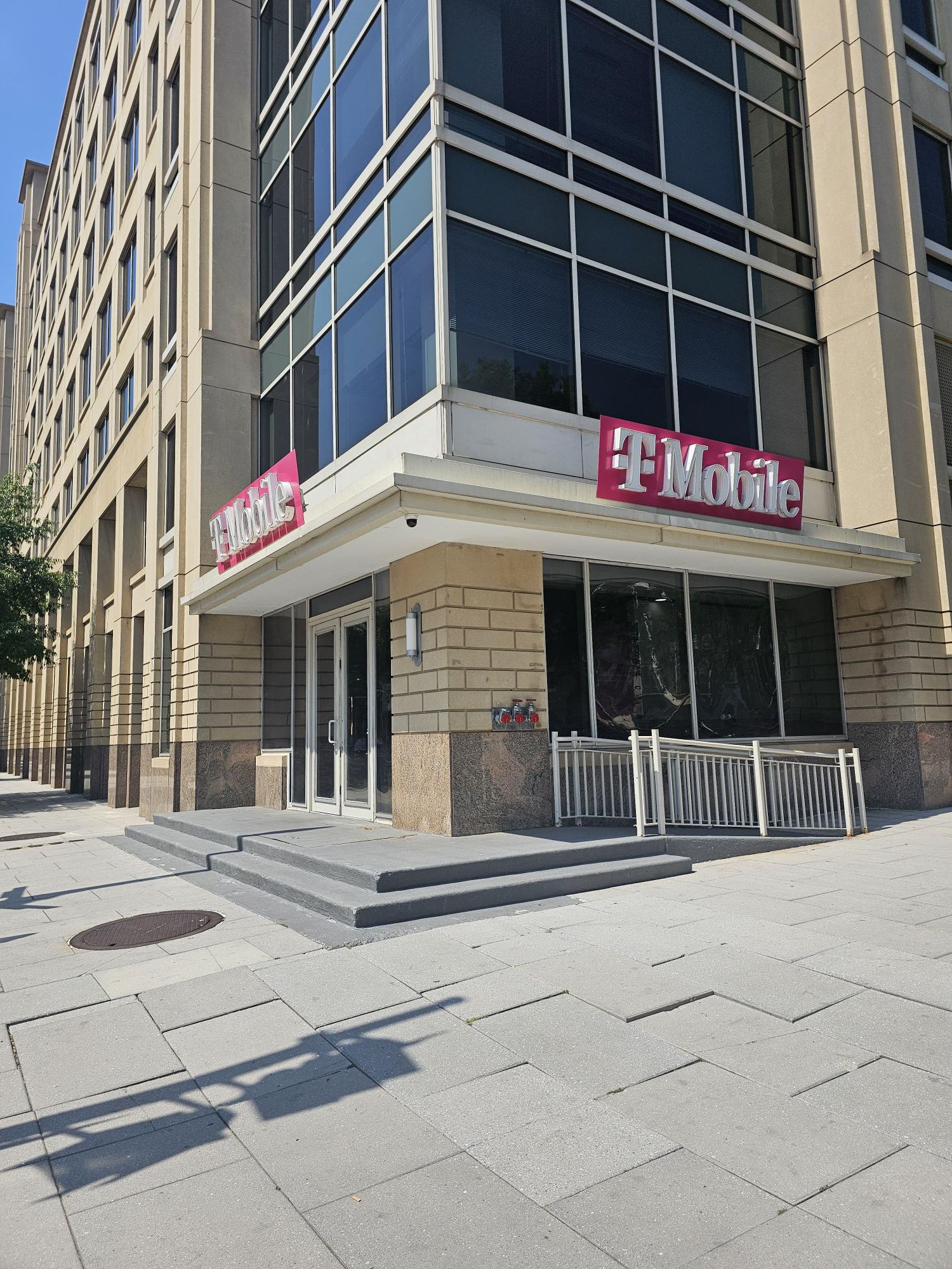 T-Mobile M St & 4th St: Neighborhood Store in Washington, DC
