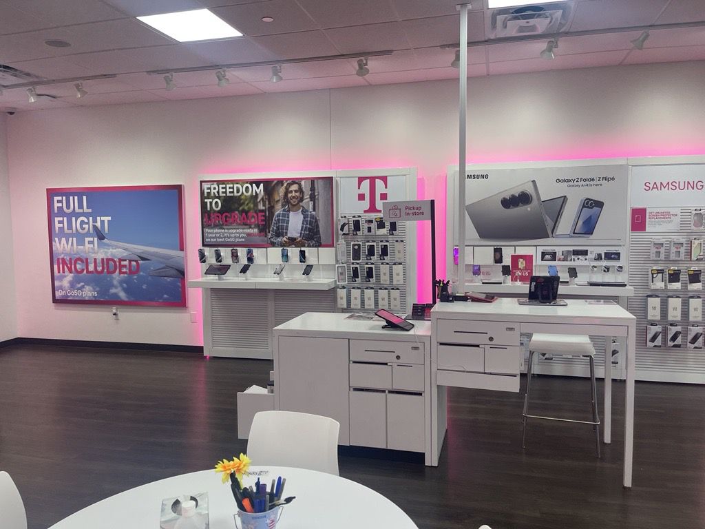 T-Mobile Sea Island Pkwy & Airport Cir: Neighborhood Store in Beaufort, SC