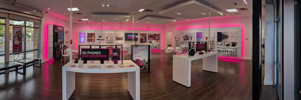 T-Mobile 2000 W & 1800 N: Neighborhood Store in Clinton, UT