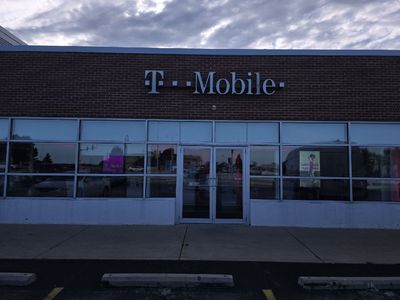 T-Mobile National & Moorland: Authorized Retailer in New Berlin, WI