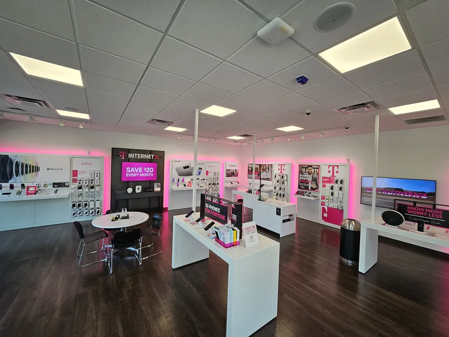 T-Mobile N National Rd & 25th St | Columbus, IN