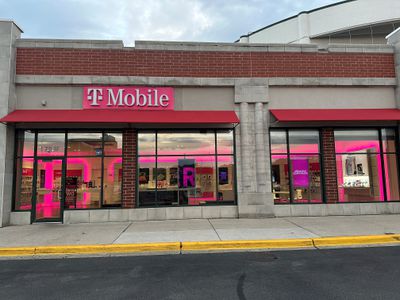 Smart Phones at T-Mobile W Howard & N Clark in Chicago, IL