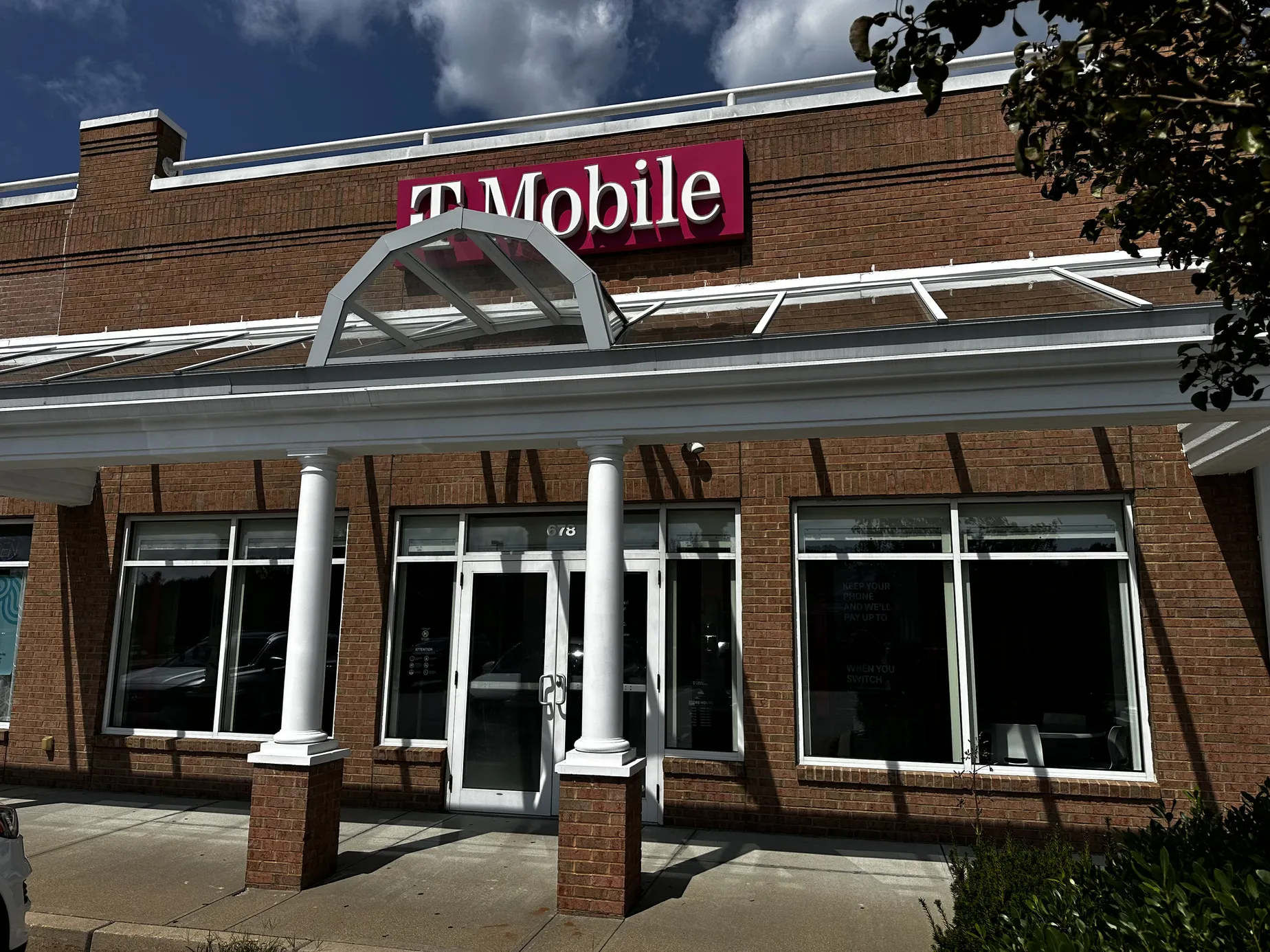 T-Mobile Centre Of New England Blvd | Coventry, RI