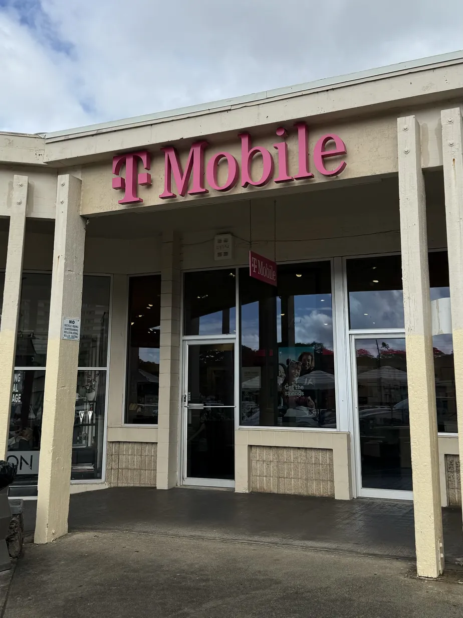 T-Mobile Salt Lake Shopping Center | Honolulu, HI