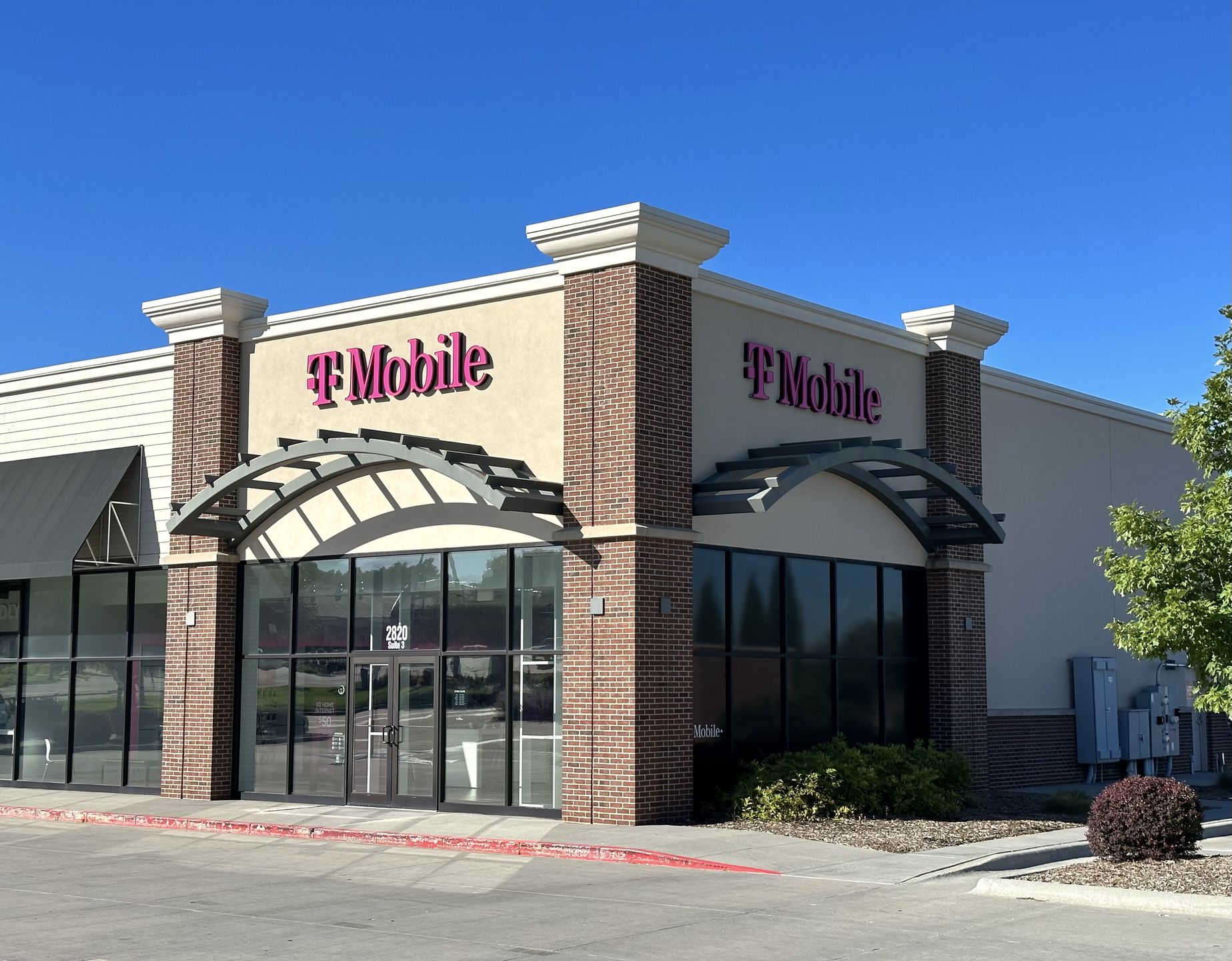 T-Mobile Pine Lake Rd & S 27th St: Neighborhood Store in Lincoln, NE