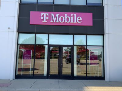 T-Mobile Route 60 & Milwaukee Ave: Neighborhood Store in Vernon Hills, IL