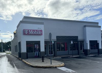 T-Mobile SW 152nd Street & 137th Ave: Authorized Retailer in Miami, FL