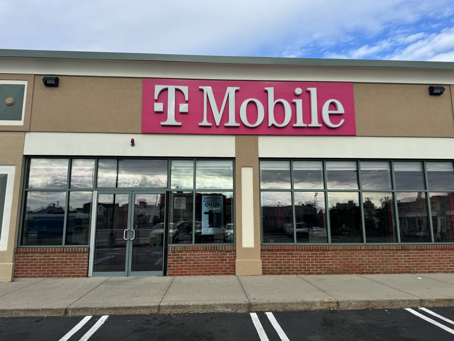 T-Mobile Bell Circle: Neighborhood Store in Revere, MA