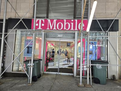 T-Mobile Madison & E 42nd: Neighborhood Store in New York, NY