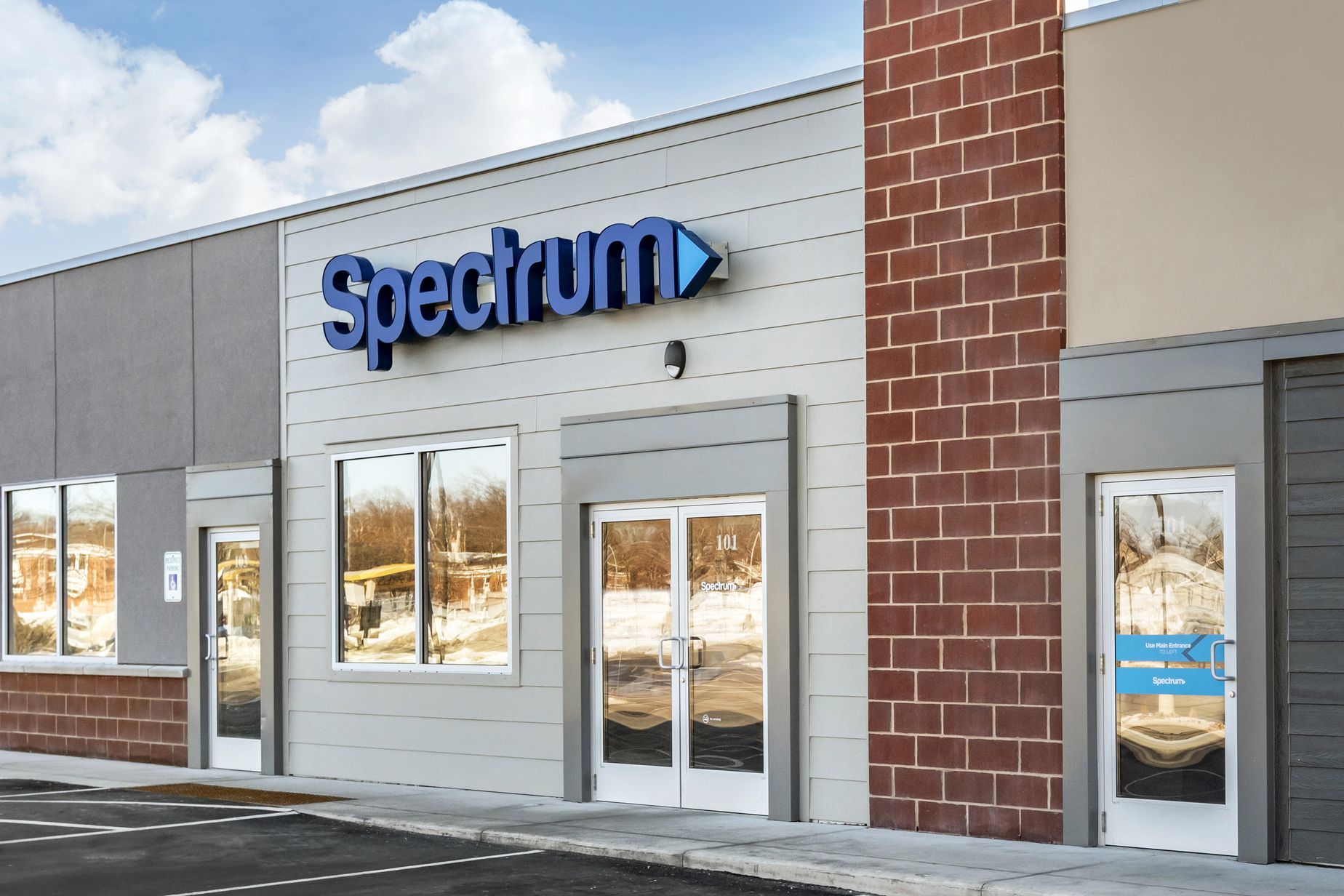 2350 S Oneida St, Green Bay, WI – Spectrum Store