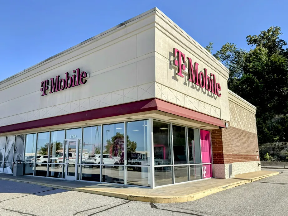 T-Mobile Gravois Bluff Plaza | Fenton, MO